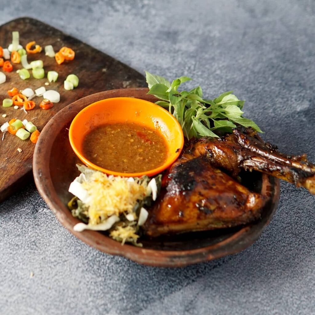 Sensasi Nasi Pedas Daun Jeruk dengan Kangkung Krispi, Menu Bukber Unik ...